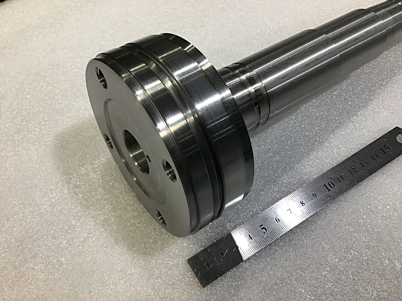 スピンドル 鋼材SCM435H 公差0.02 複雑形状 | 株式会社グローリー